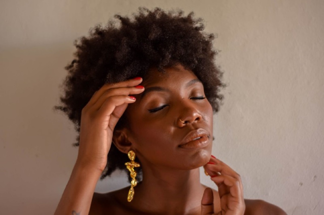 Késia Estácio lança 'Intensa', primeiro EP de sua carreira, com cinco ...