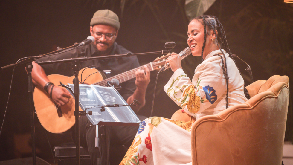 Mayra Andrade retorna ao Brasil em 2025 com turnê intimista que ...